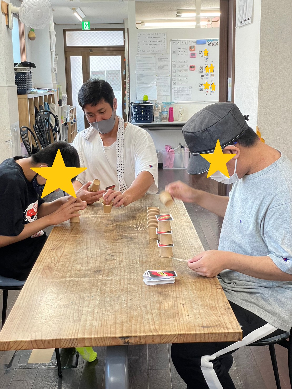 レクリエーション「紙コップ積み」 | スタッフブログ